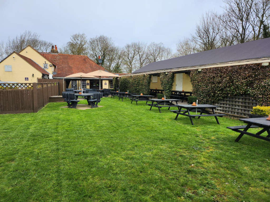 The Hut Beer Garden – The Hut Pub